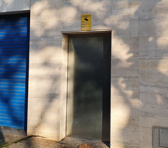 puerta-tapiada-antiguo-supermercado – Vilanova blog